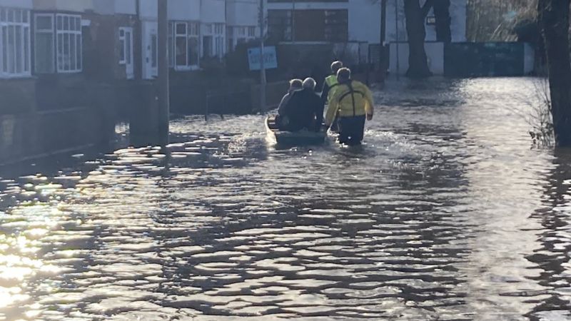 Environment Agency warns of worsening picture after flooding - BBC News