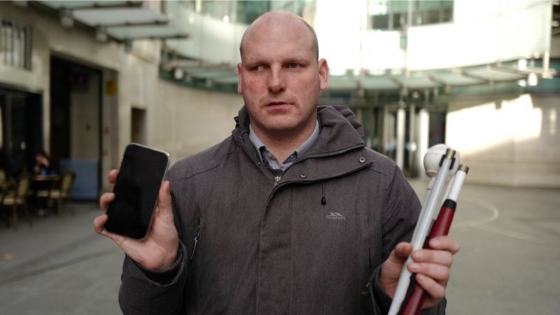 Blind BBC News correspondent Sean Dilley defeats mugger who stole his ...