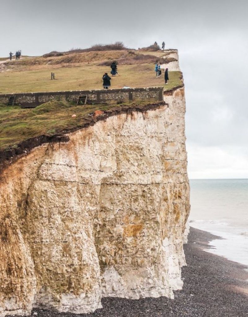 Beachy Head cliff visitors 'shocked' by rock fall photos - BBC News