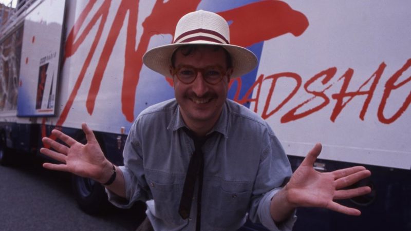 Steve Wright signs off from BBC Radio 2 afternoon show - BBC News