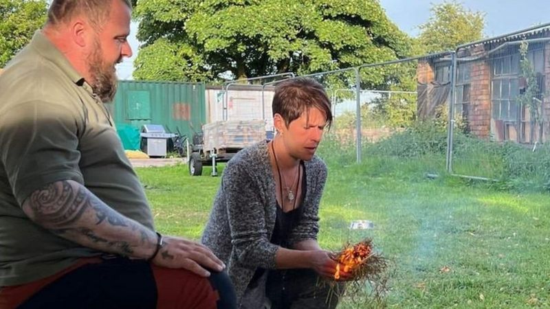 Female veterans offered bushcraft skills for mental health - BBC News