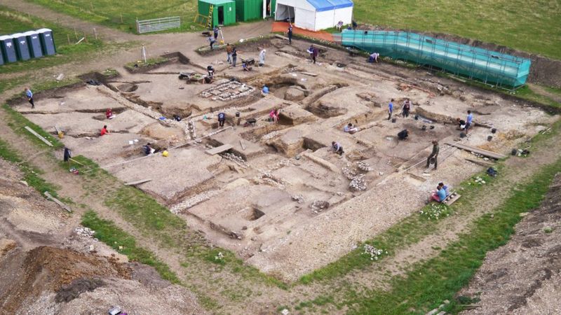 Silchester Roman sign pieced together after 2,000 years - BBC News