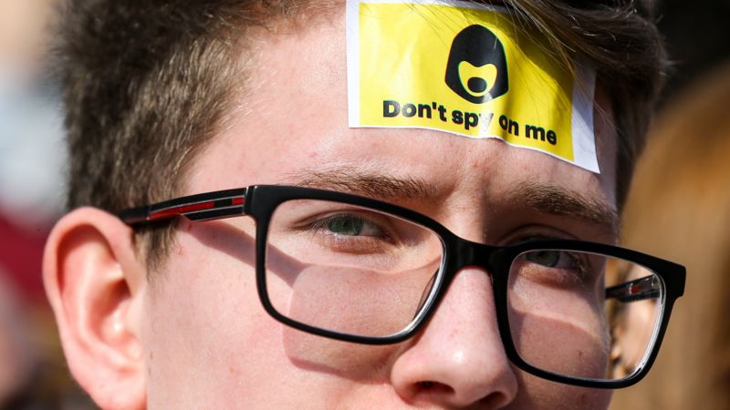 Russia laws ban 'disrespect' of government and 'fake news' - BBC News