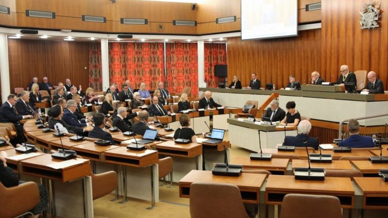 Leicestershire councillors pay tribute to Queen during meetings - BBC News
