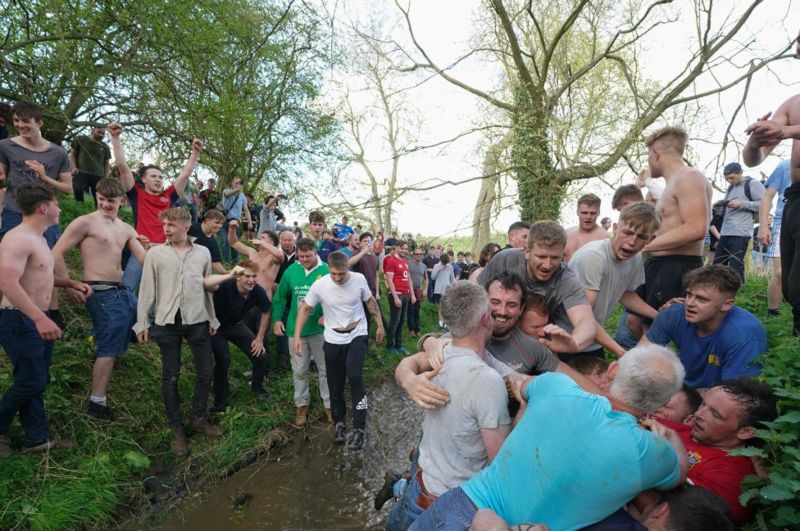Hallaton's ancient bottle kicking game returns after pandemic - BBC News