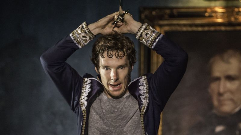 Benedict Cumberbatch 'magnificent' as Hamlet - BBC News