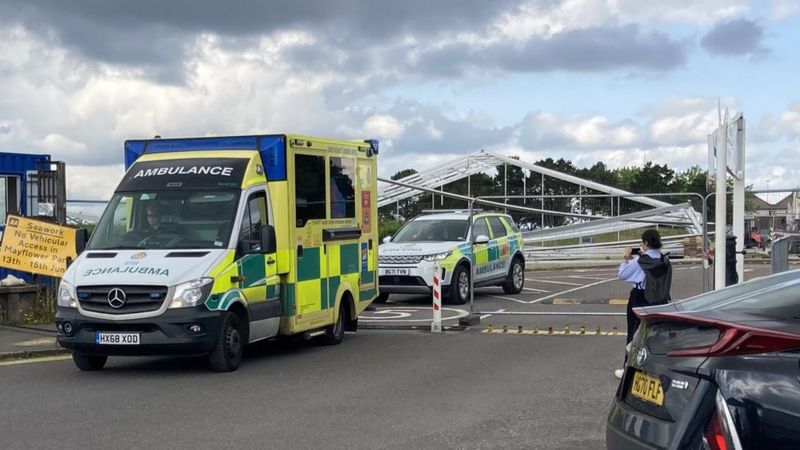 Three people injured in Southampton marquee collapse - BBC News