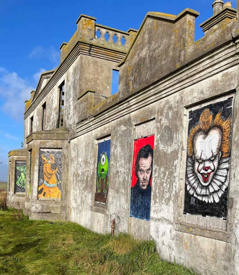 Artist turns Shetland ruin into Halloween 'haunted house' - BBC News