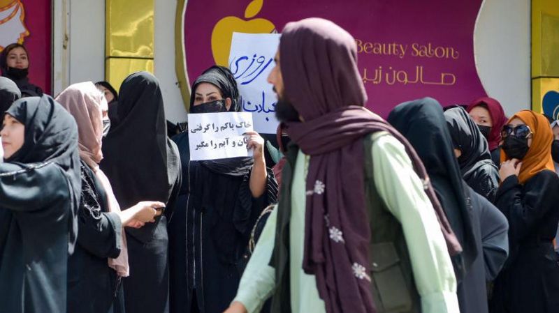 تجمع اعتراضی زنان به بستن آرایشگاهها در افغانستان با شلیک هوایی و آب