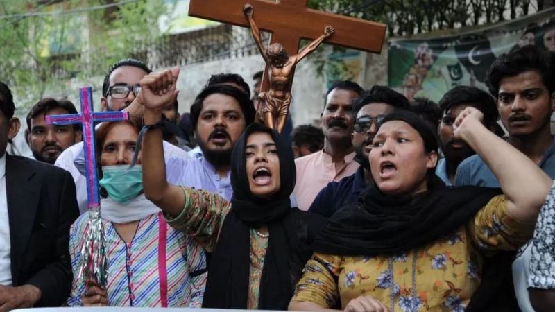 Pakistan: Massa membakar gereja-gereja yang dipicu tuduhan penistaan agama - BBC News Indonesia