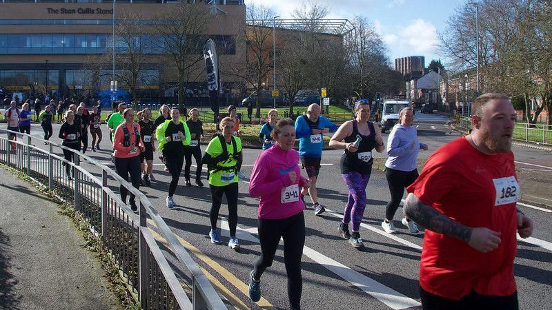 Wolverhampton 10k race draws thousands of runners - BBC News