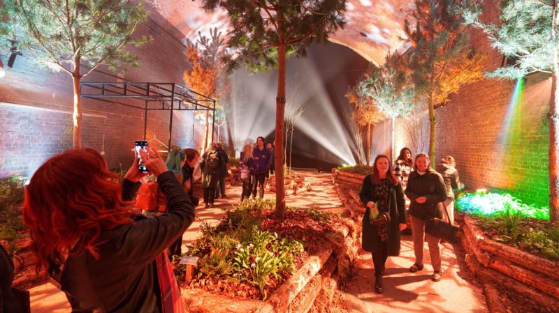 RHS Urban Show debuts in Manchester 'to inspire city gardeners' - BBC News