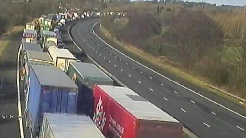 Six taken to hospital after two crashes on M6 - BBC News