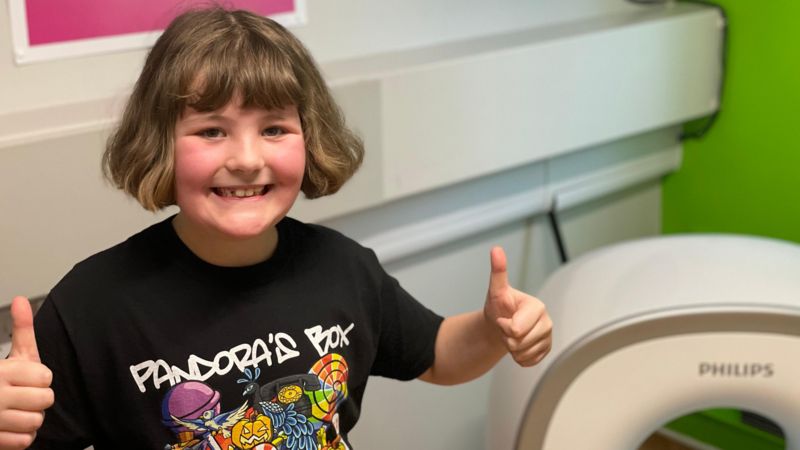 Grantham: 'Kitten scanner' calms children before hospital tests - BBC News