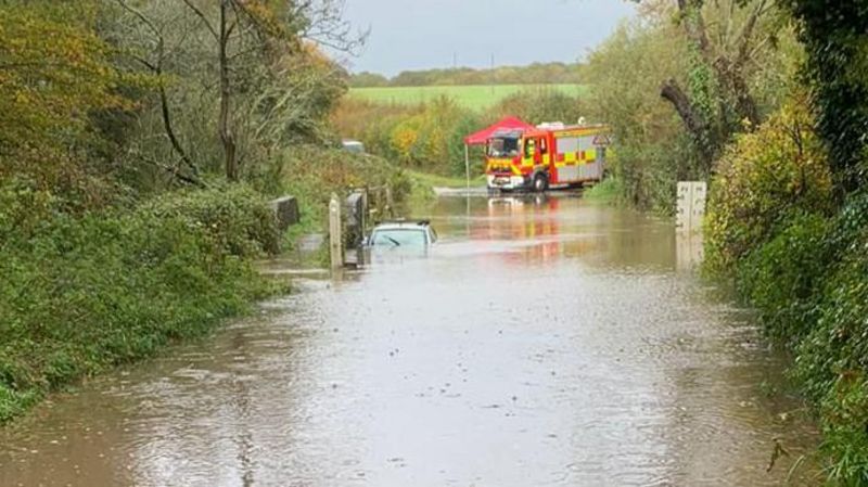 Three pulled from car trapped in storm floods in Hampshire - BBC News