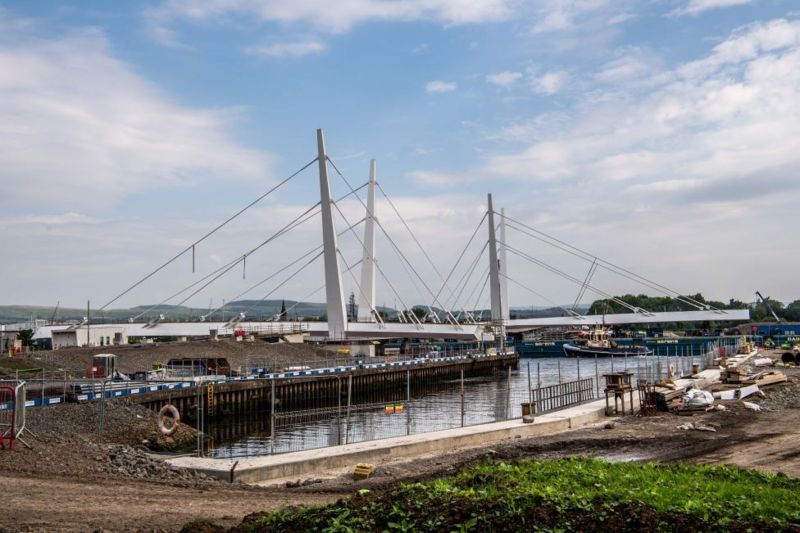 Final section of Renfrew Bridge floated up the River Clyde - BBC News