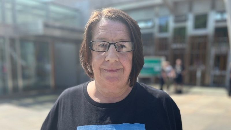 RAAC concrete: 'We live in fear our roof is going to collapse' - BBC News