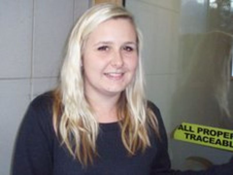 Thousands wait on student loans - BBC News