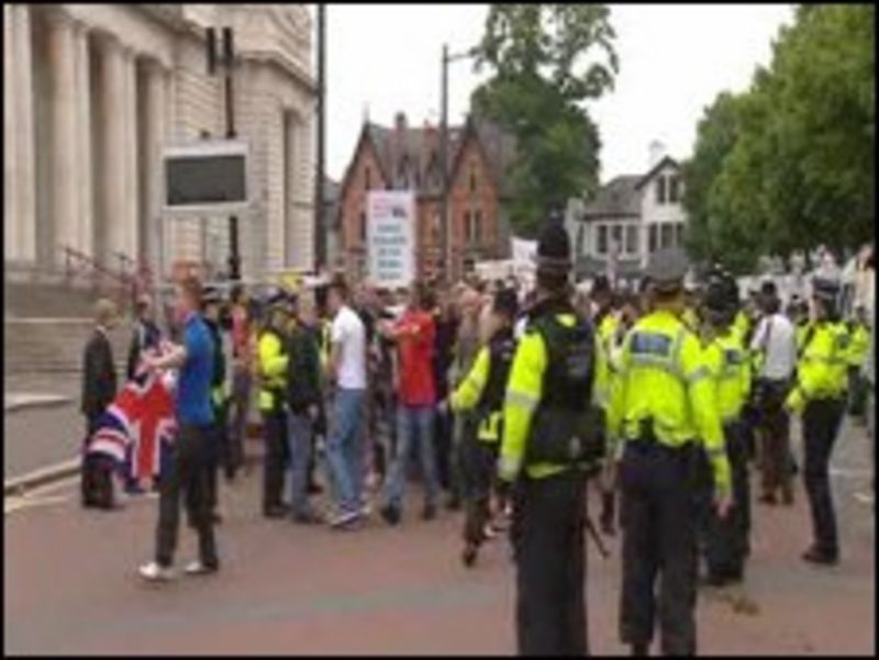 Three arrests as rival protests end in Cardiff - BBC News