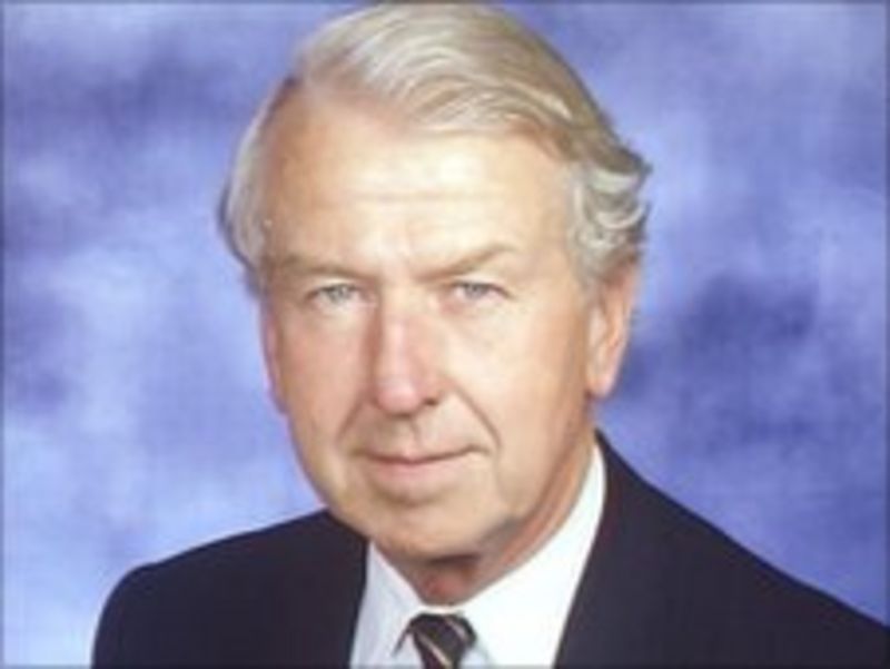 Funeral held of former Worcester MP Lord Walker - BBC News