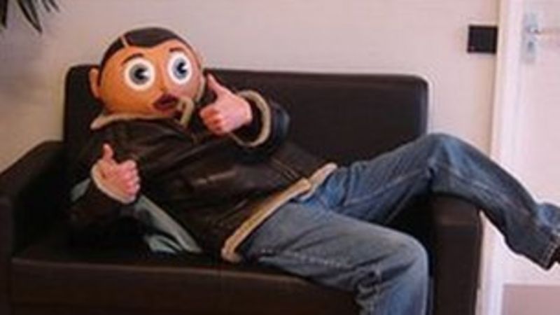 Frank Sidebottom statue plan attracts sculptor offer - BBC News