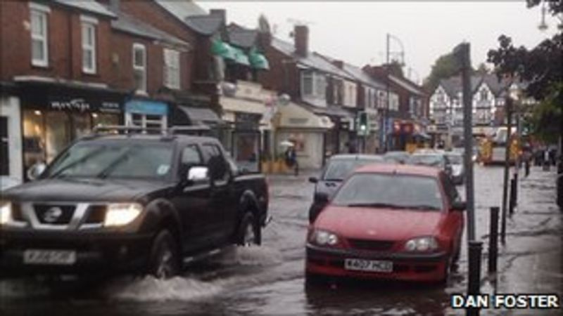Floods in Greater Manchester after heavy rain - BBC News