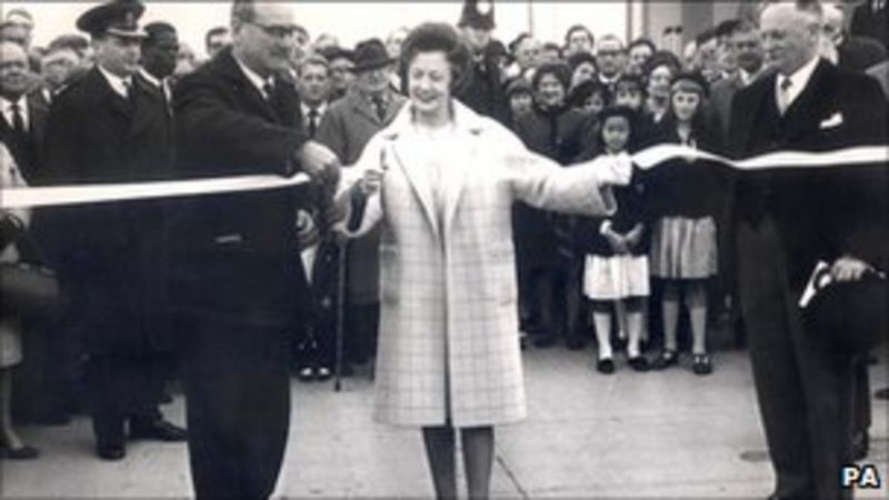 Barbara Castle: Statue plan to honour former Blackburn MP - BBC News