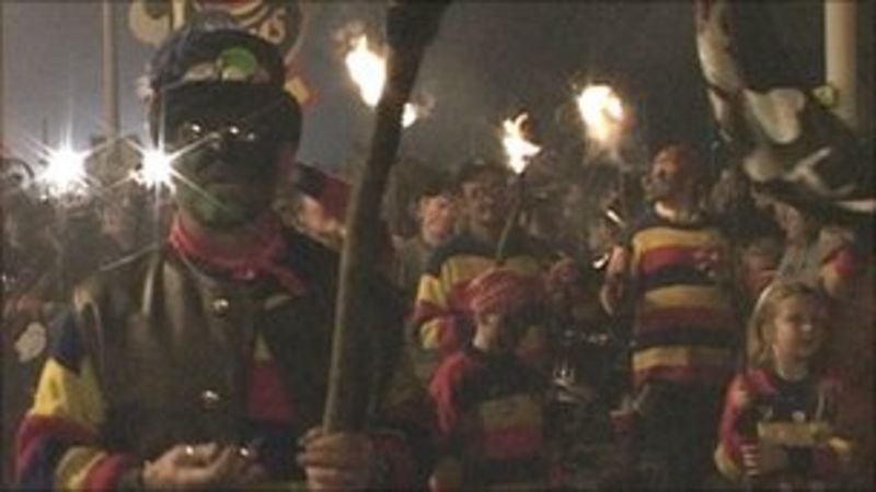 Battle bonfire procession 'free-for-all' is banned - BBC News