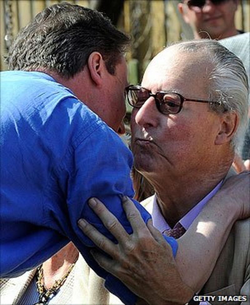 David Cameron's family pay tribute to 'amazing' father - BBC News