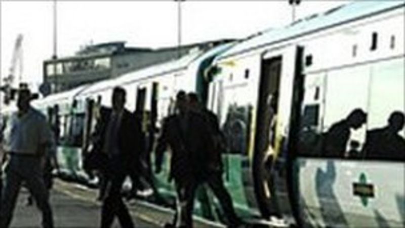 Rail staff balloted over assaults on Southern trains - BBC News