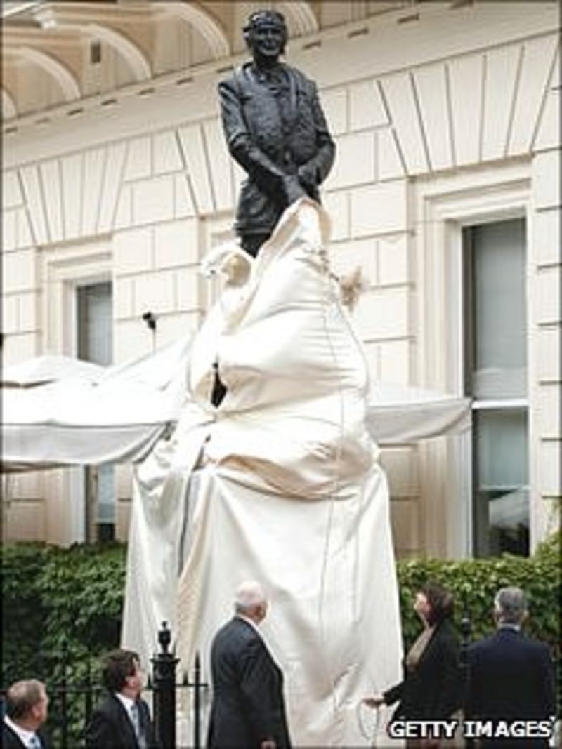 Sir Keith Park bronze statue unveiled at Waterloo Place - BBC News
