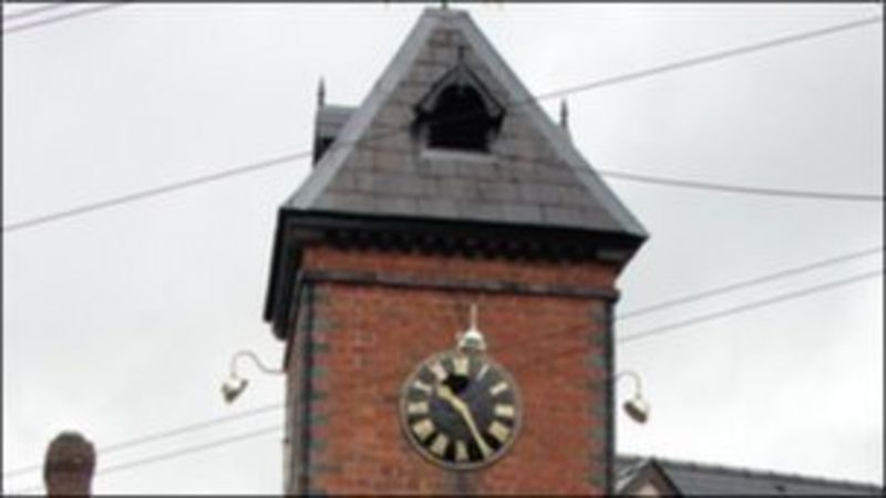 Revamp of Herefordshire clock tower celebrated - BBC News
