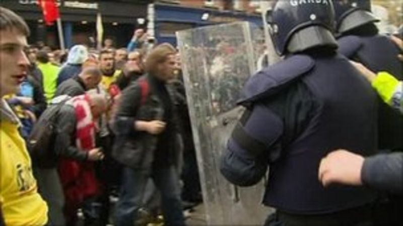 Riot police and students clash in Dublin violence - BBC News