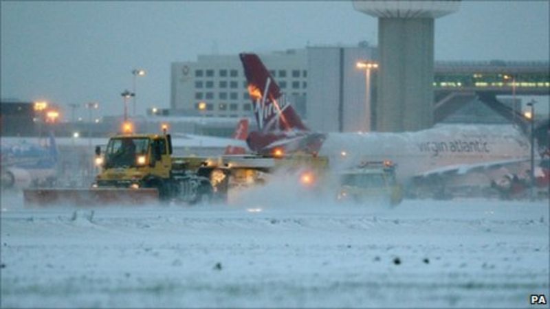 Snow grounds Gatwick Airport flights for second day - BBC News