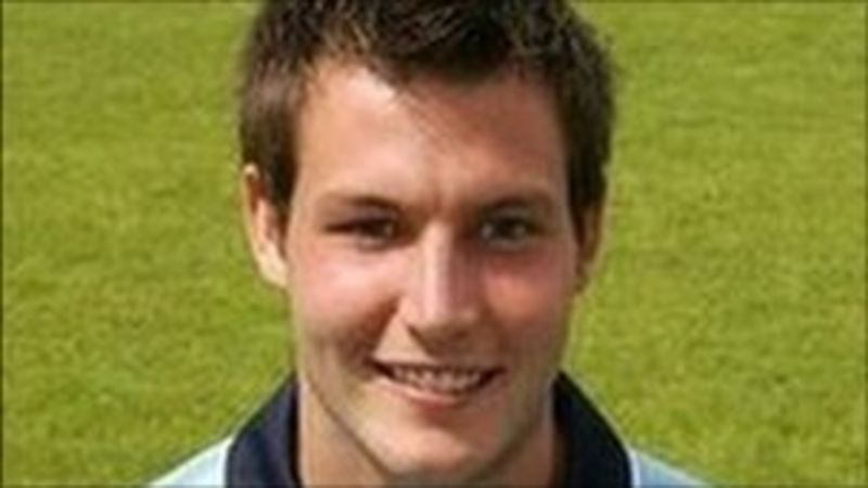 Rushden and Diamonds goalkeeper Dale Roberts dies - BBC News