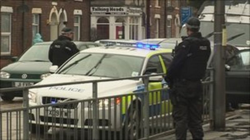 Four men arrested in armed police raid in Hull - BBC News