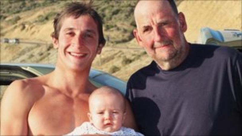 Tributes paid to M4 crash family from Porthcawl - BBC News