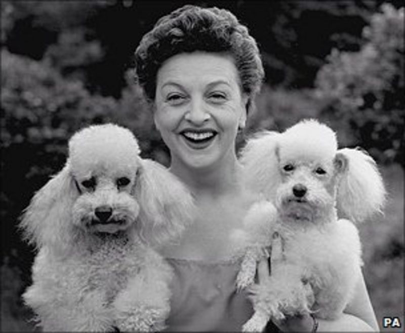 Betty Driver of Coronation Street recalls loveless childhood - BBC News