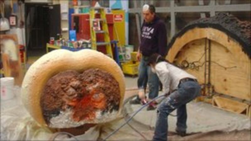 Tech Know: Carving an atomic bomb - BBC News