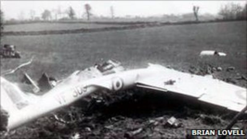 Author seeks help for book on plane crashes in Somerset - BBC News
