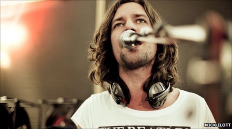 Benjamin Bloom recruits band and goes on tour - BBC News