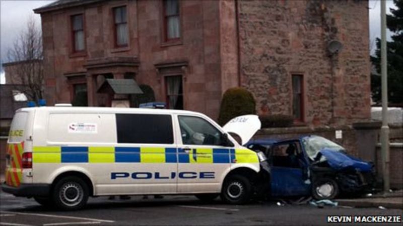 Inverness police van involved in Telford Street crash - BBC News