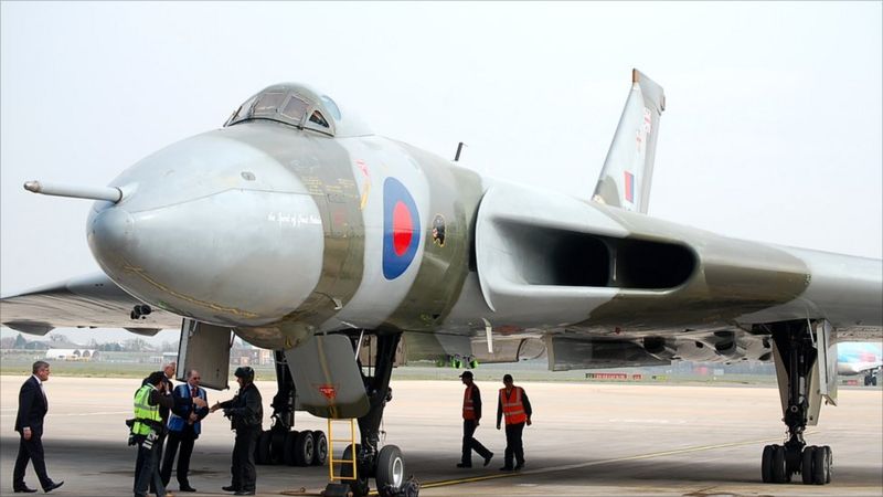 Vulcan XH558 in final public display flight in Bedfordshire - BBC News