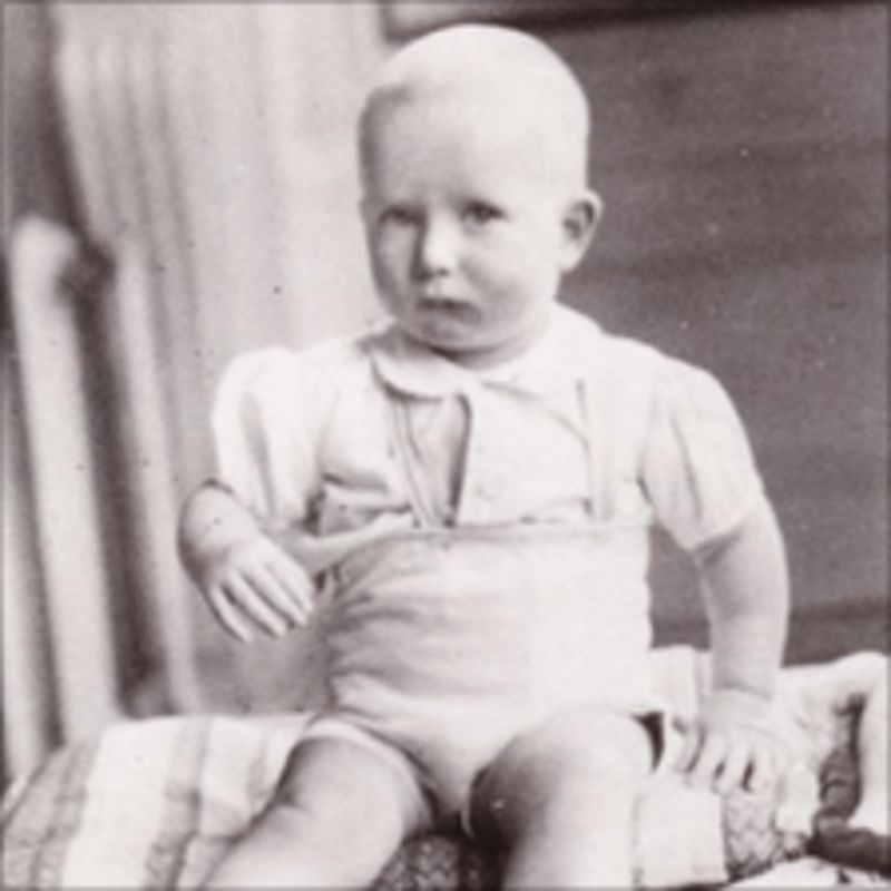 Tracing children of the Holocaust using social media - BBC News