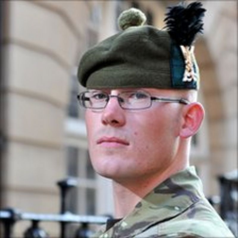 Royal Scots Borderers soldier given bravery honour - BBC News