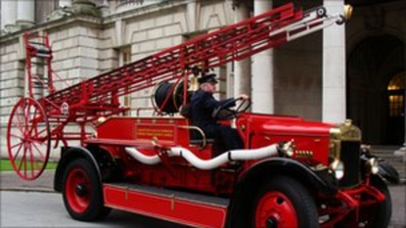Blitz fire engine from Irish Republic in Belfast - BBC News