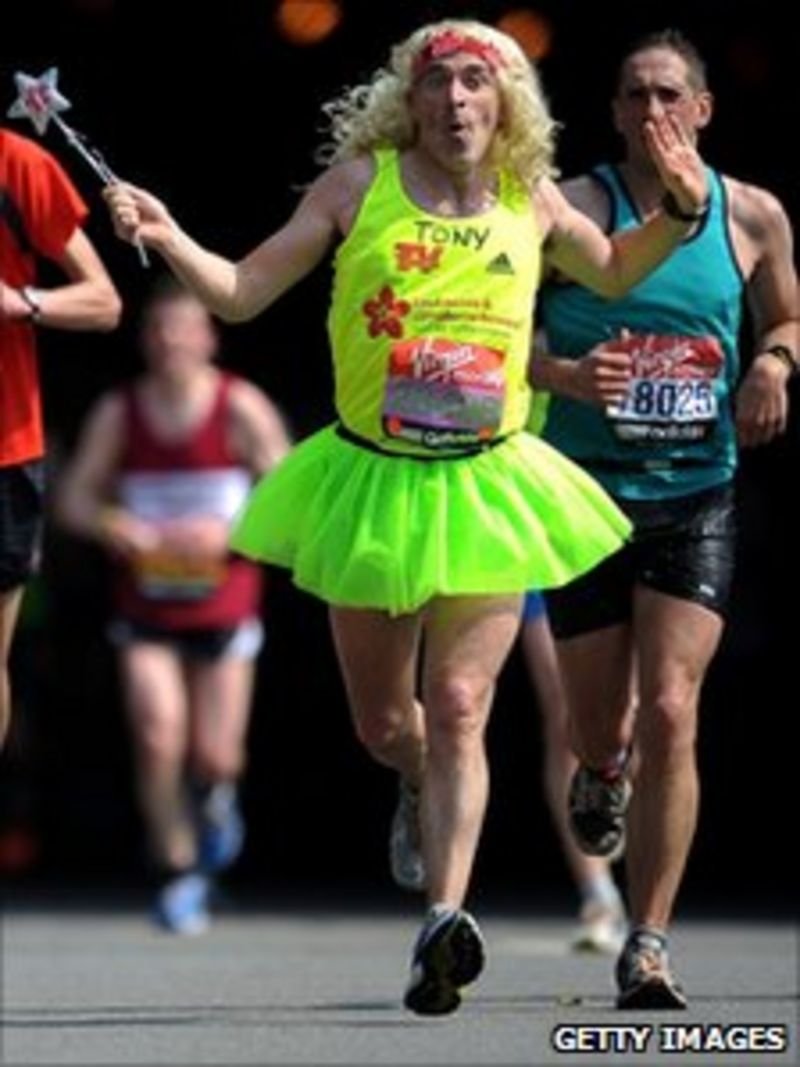 London marathon: Thousands join record-breaking elite - BBC News
