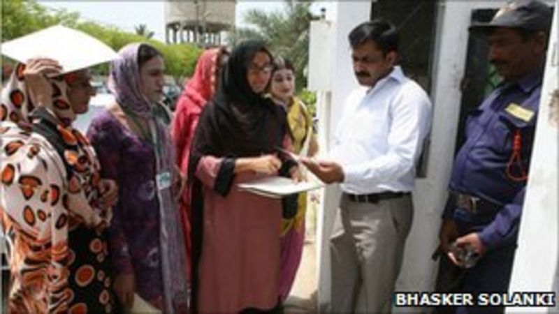 Pakistan transgenders pin hopes on new rights - BBC News