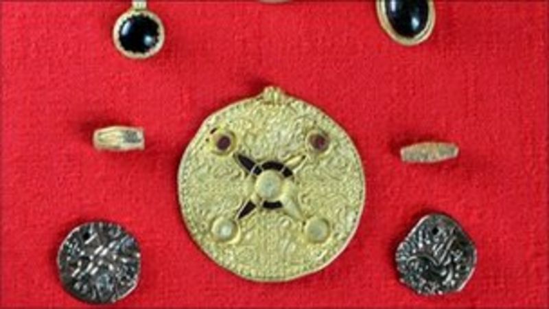 Loftus Anglo-Saxon treasure attracts crowds to Redcar - BBC News