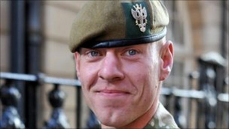 'Courageous' soldier Mark Ward to present FA Cup - BBC News